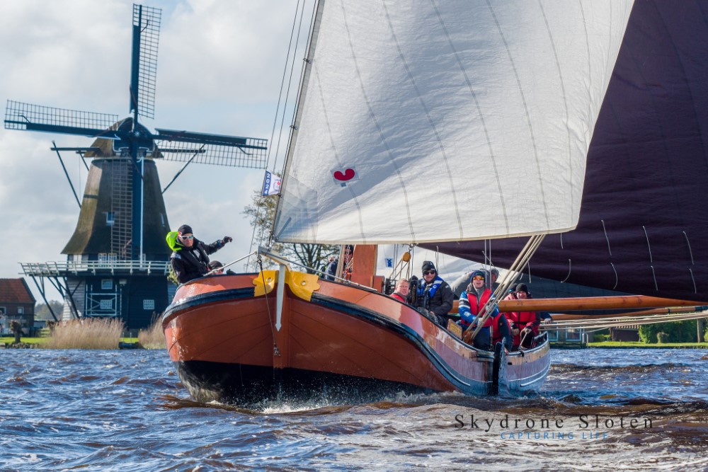 Skûtsjesilen Langweer met stevig windje